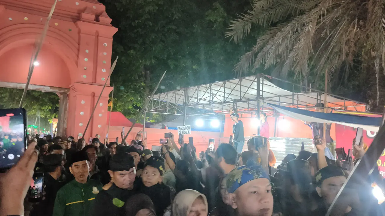 Tradisi Panjang Jimat Pada Malam Peringatan Maulid Nabi Muhammad SAW di Keraton Kanoman Cirebon ...