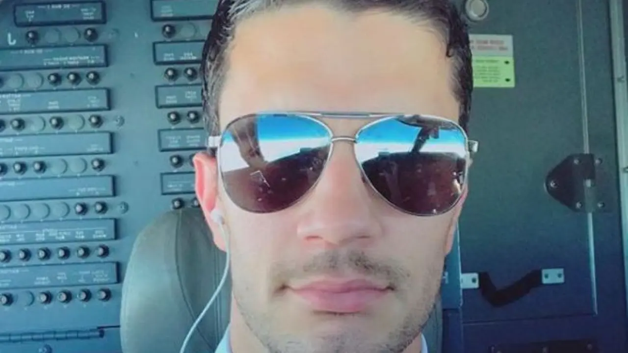 Foto Viral: Ketampanan Pilot Ini Bikin Para Perempuan Nggak Berkedip