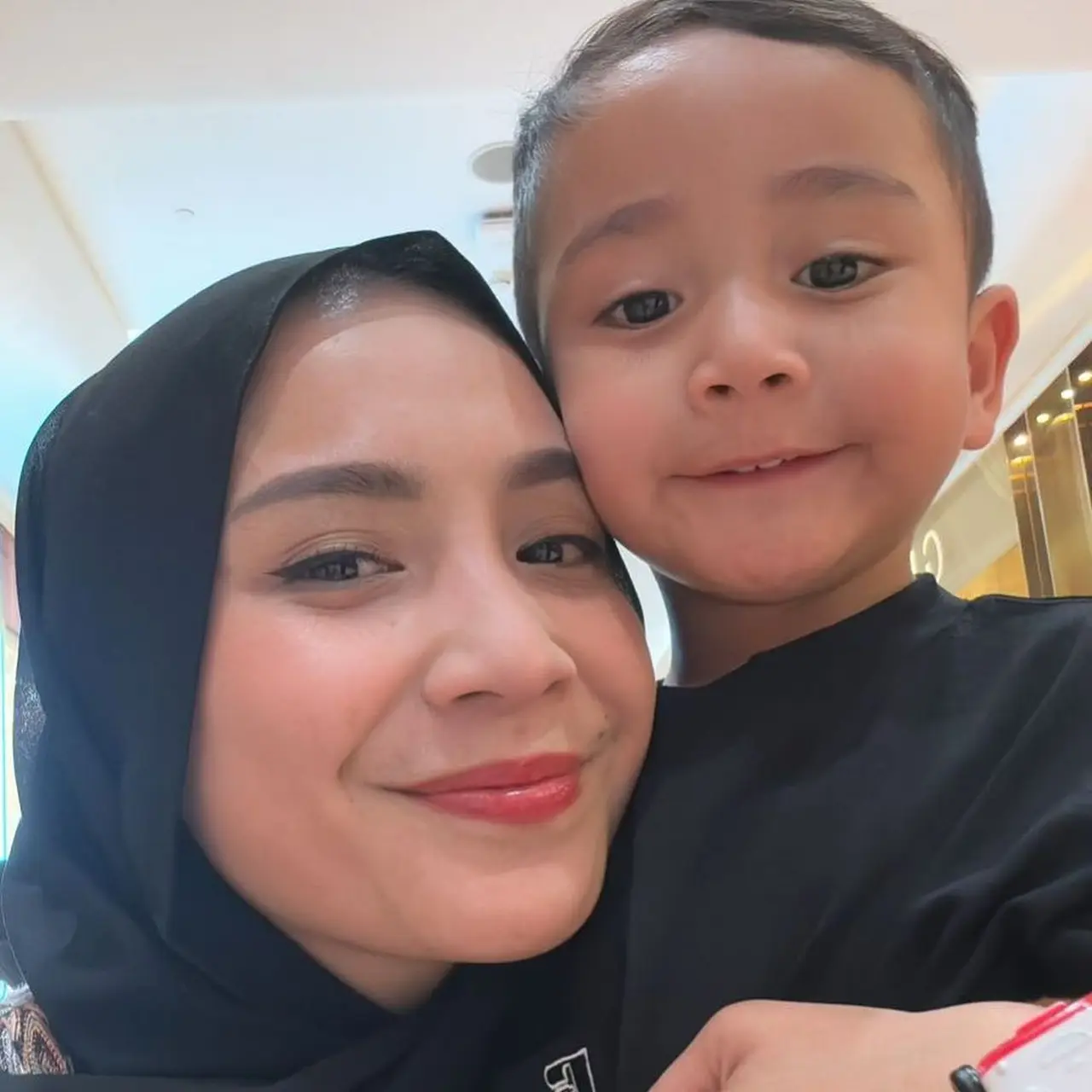 6 Potret Nagita Slavina Berhijab Usai Berhaji yang Disorot, Didoakan Segera Istikamah - Hot ...