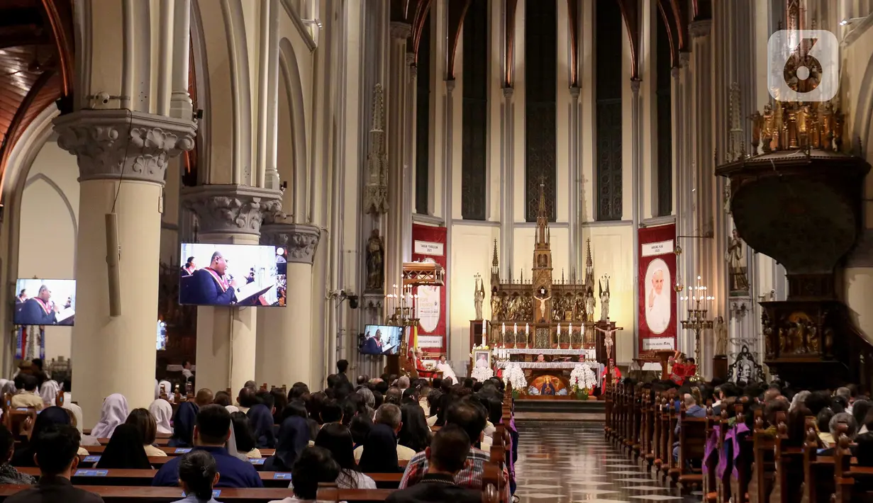 Ribuan Umat Katolik Hadiri Misa Requiem Paus Fransiskus di Gereja Katedral Jakarta - Foto ...