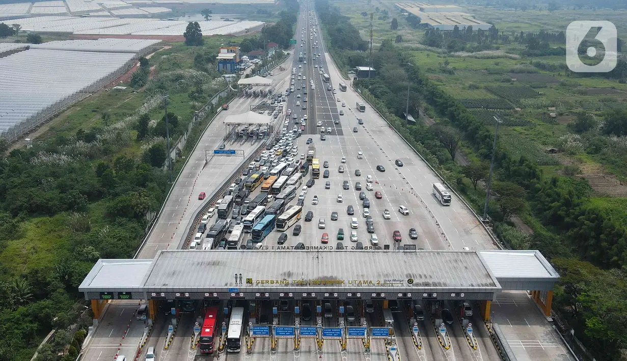 H-2 Lebaran Idul Fitri, Arus Lalin di Gerbang Tol Cikampek Utama Ramai Lancar - Foto Liputan6.com
