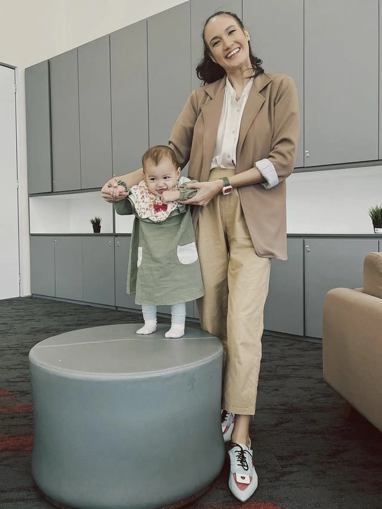 8 Tampilan Outfit Nadine Chandrawinata Kompak dengan Anak Bulenya ...