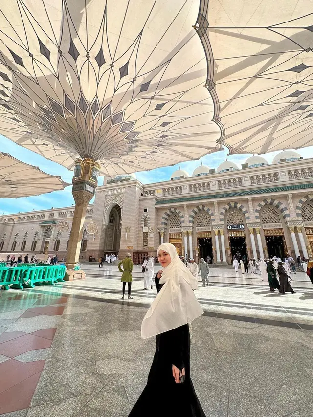 8 Potret Aaliyah Massaid Umroh dengan Reza Artamevia, Menangis Haru ...