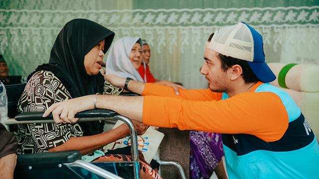 6 Potret Bryan Domani Jadi Relawan di Panti Wreda, Bahagia Berbagi Cerita dengan Lansia