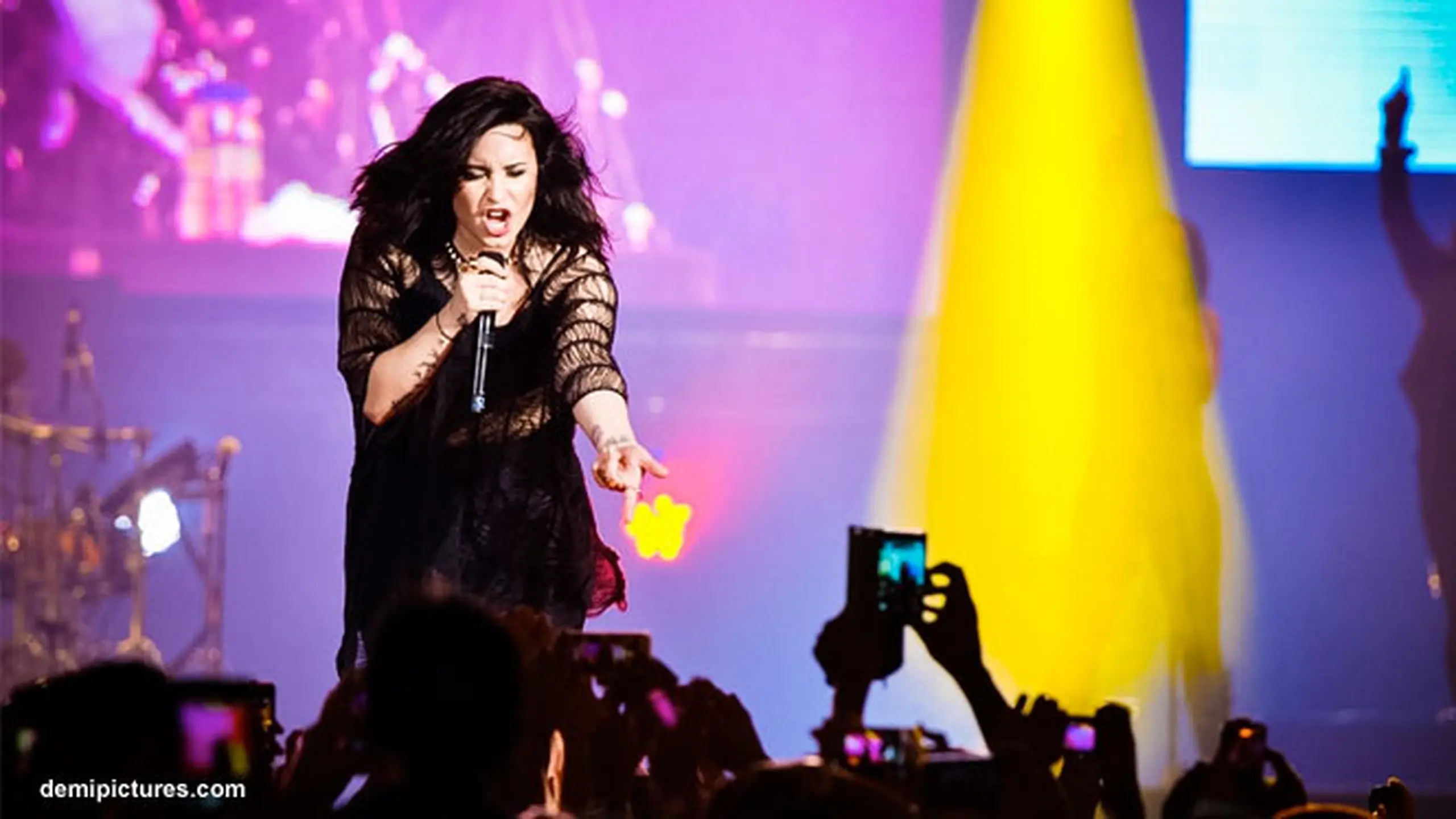 Demi Lovato 'Hipnotis' Penggemarnya di Jakarta
