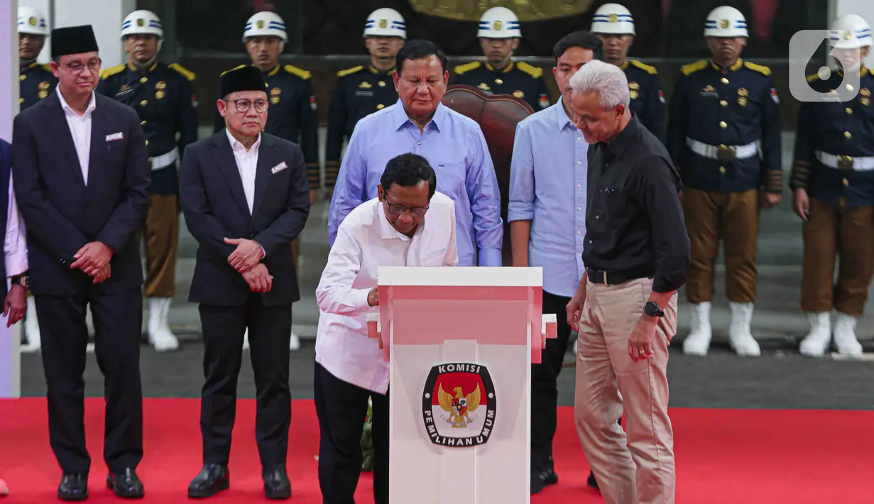 Momen Tiga Capres/Cawapres Tanda Tangani Deklarasi Kampanye Pemilu Damai 2024 - Foto Liputan6.com