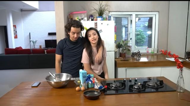 7 Momen Bryan dan Megan Domani saat Buat Kue Bareng, Seru Banget