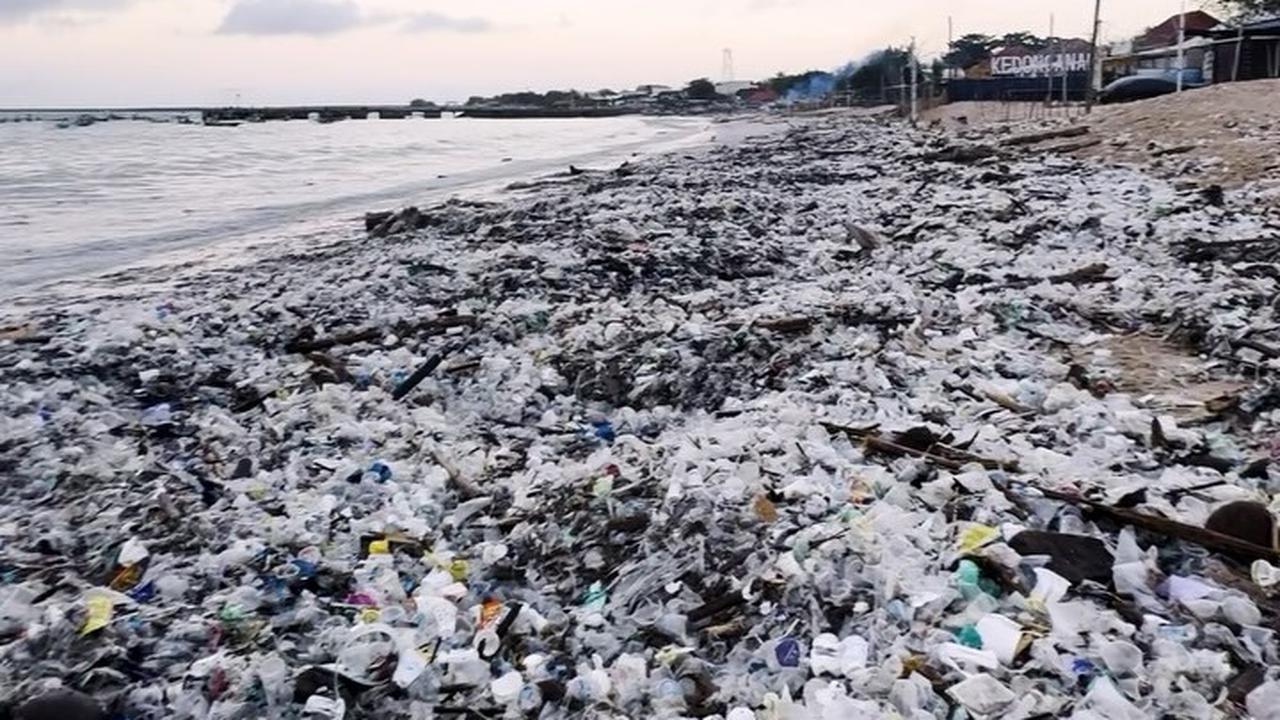 Darurat Polusi Plastik di Bali, Pantai Jimbaran Hampir Seluruhnya ...