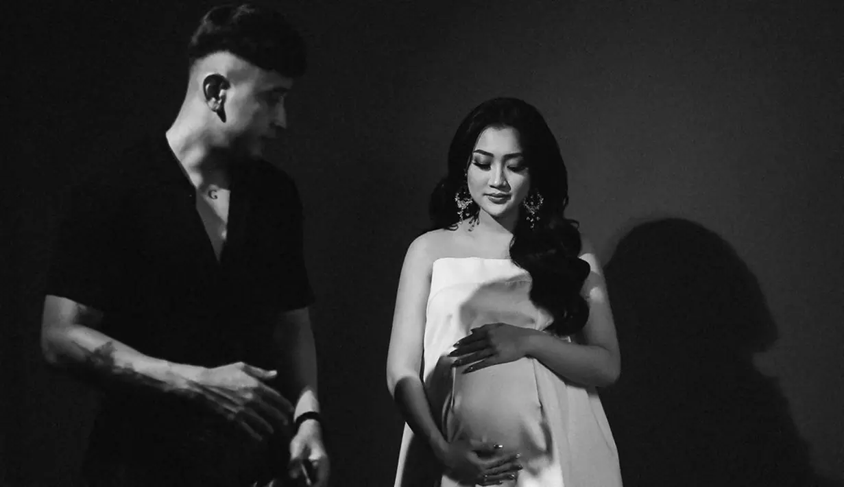 Gaya Maternity Shoot Yeni Inka, Tampil Menawan Bersama Suami - Foto ...