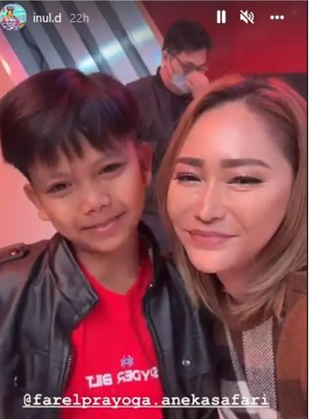 Duet Satu Panggung, Ini 6 Potret Kedekatan Inul Daratista dan Farel Prayoga - Hot Liputan6.com