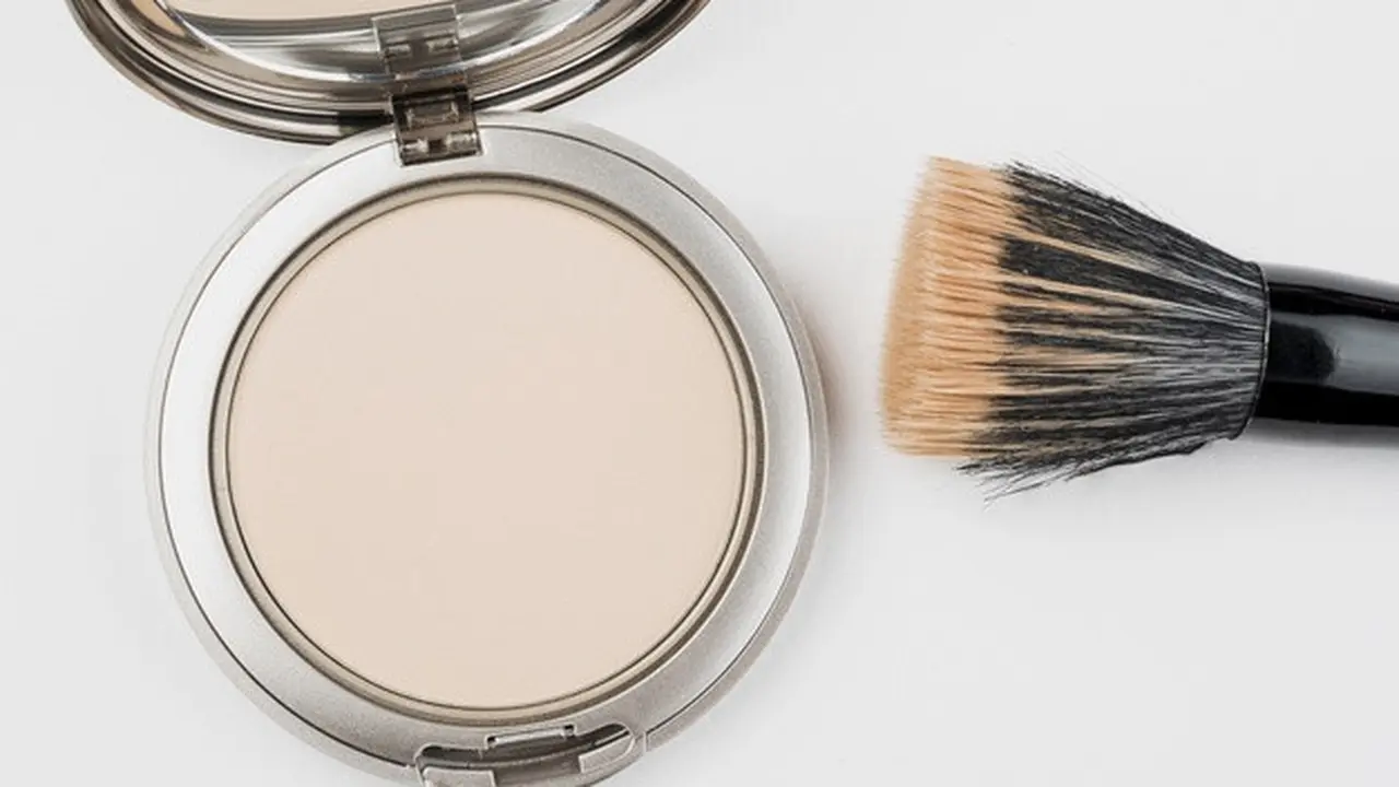 5 Produk Makeup yang Wajib Ada di Dalam Tas - Beauty Fimela.com