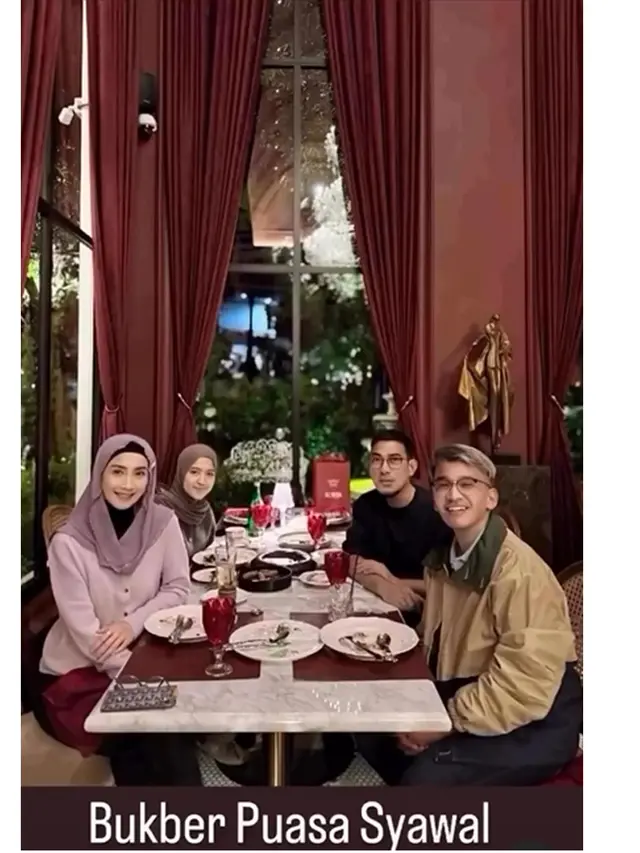 6 Potret Ruben Onsu Imami Salat Desy Ratnasari dan Putrinya, Bukber Puasa Syawal - Hot Liputan6.com
