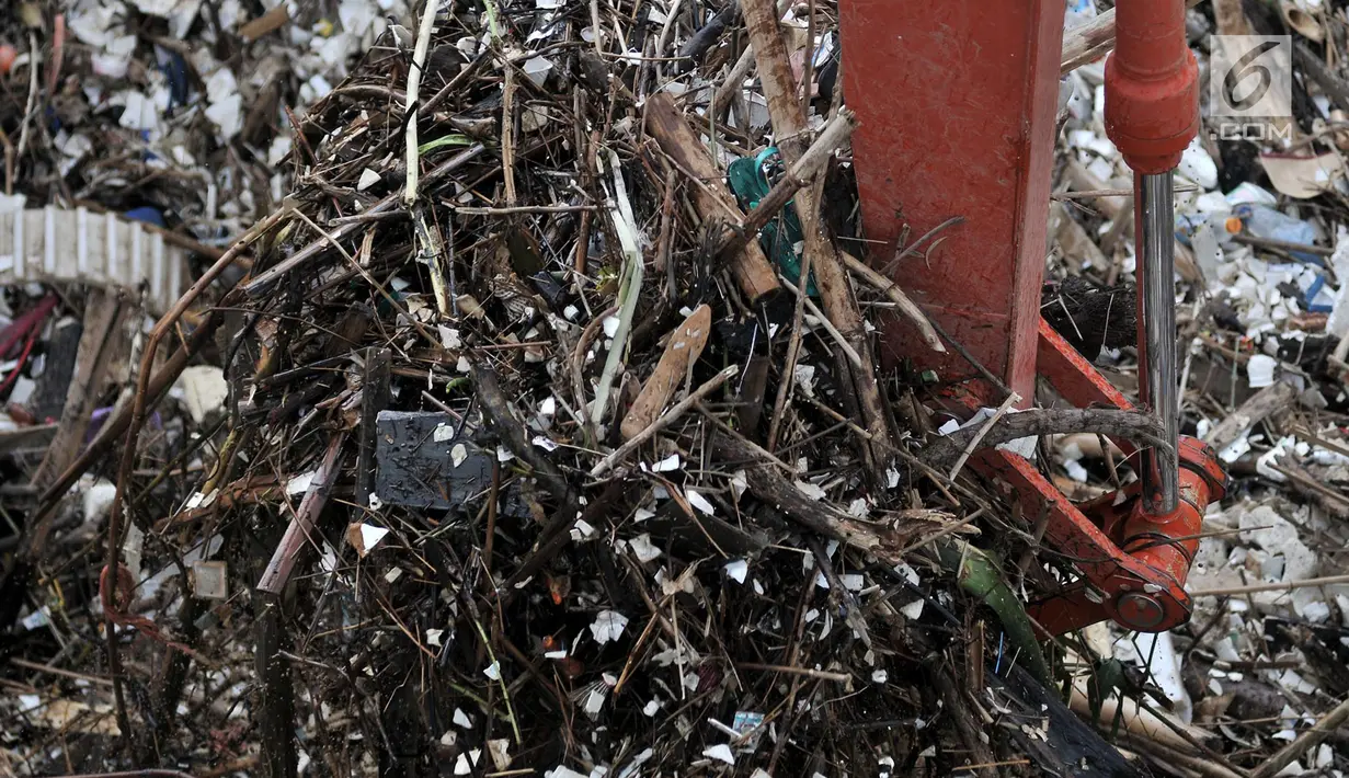 FOTO: Arus Meningkat, Ratusan Kubik Sampah Penuhi Pintu Air Manggarai ...