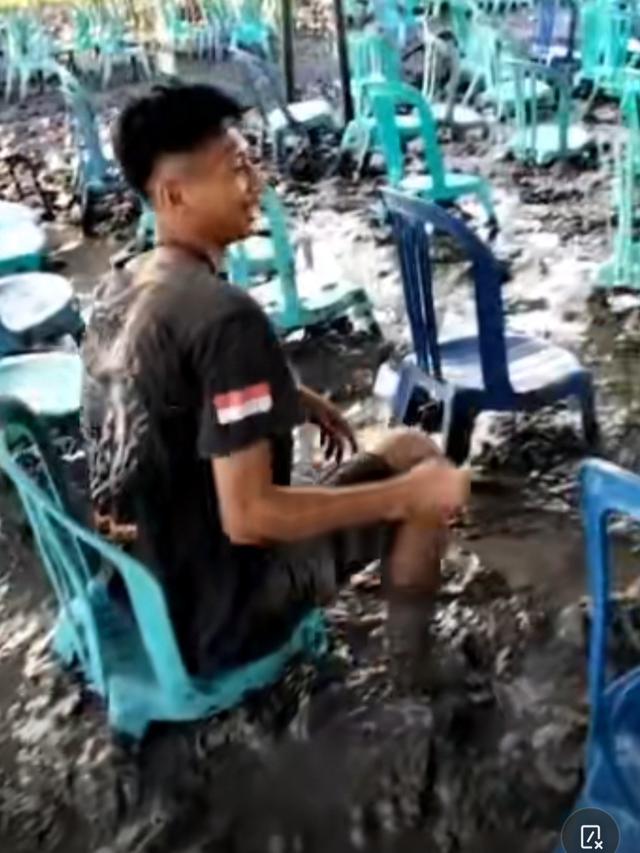 Viral Ratusan Kursi Hajatan Tenggelam di Tengah Sawah, Netizen: Tandur Kursi - Hot Liputan6.com