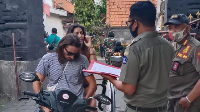Bandel, Belasan Bule di Bali Terjaring Razia Masker - Regional Liputan6.com