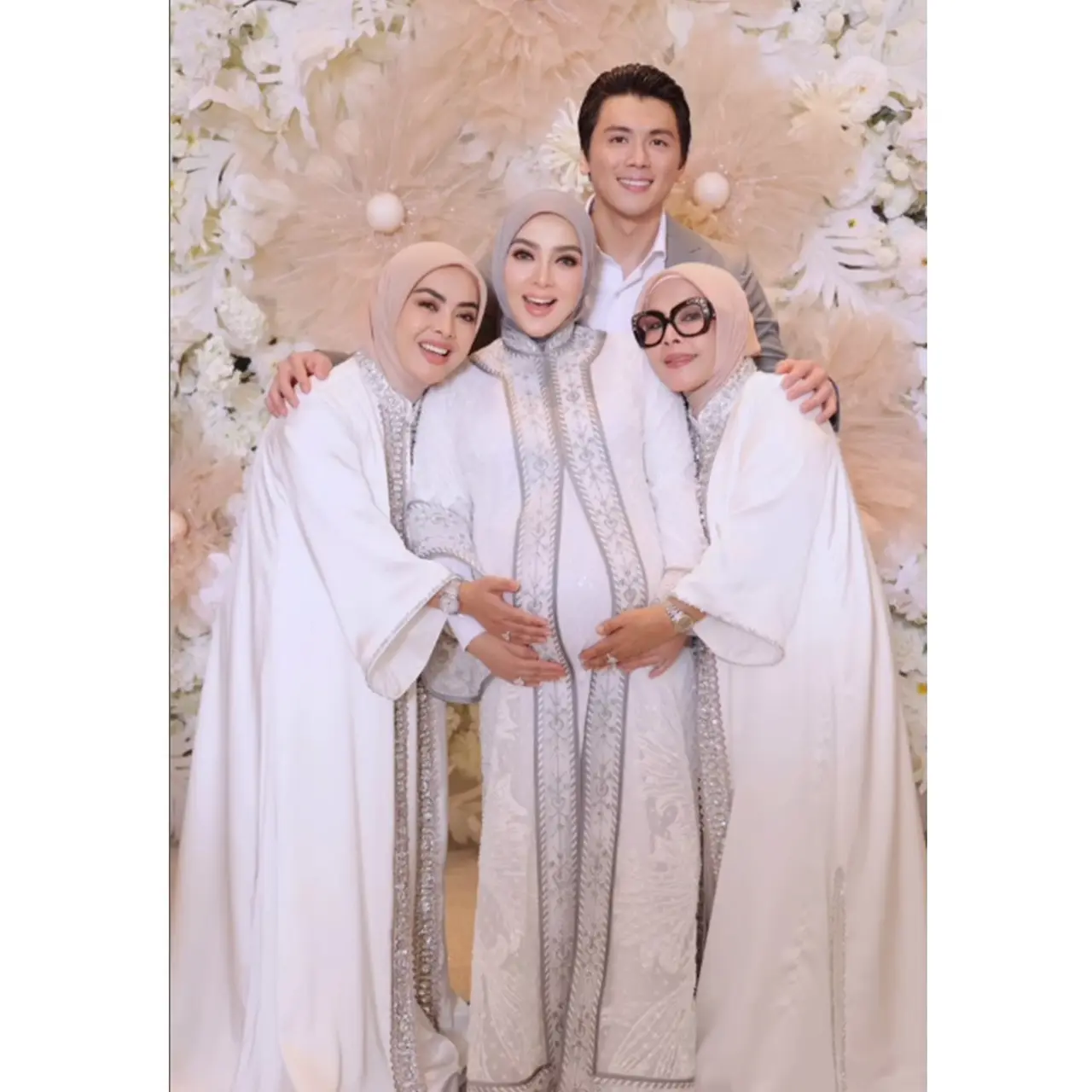 6 Potret Syahrini dan Keluarga di Acara 7 Bulanan Kehamilan, Bahagia Peluk Baby Bump - Hot ...