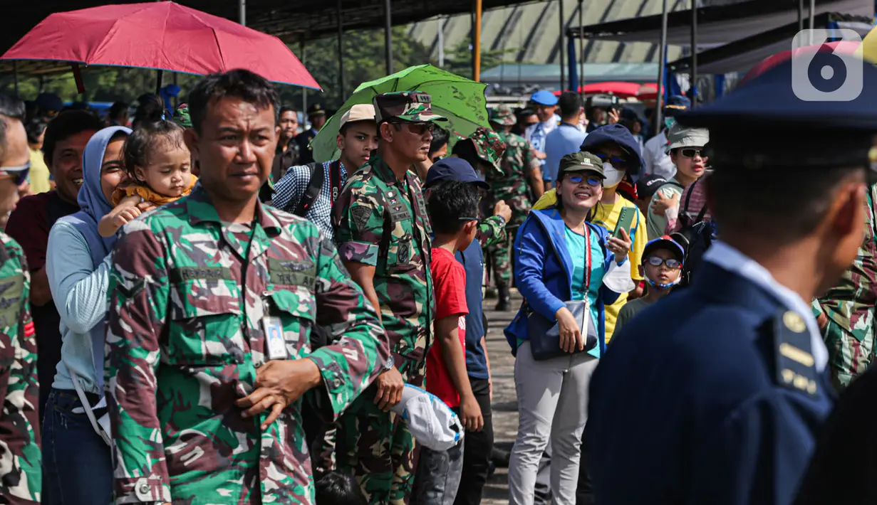 Warga Antusias Saksikan Atraksi saat Gladi Bersih HUT ke-77 TNI AU - Foto Liputan6.com