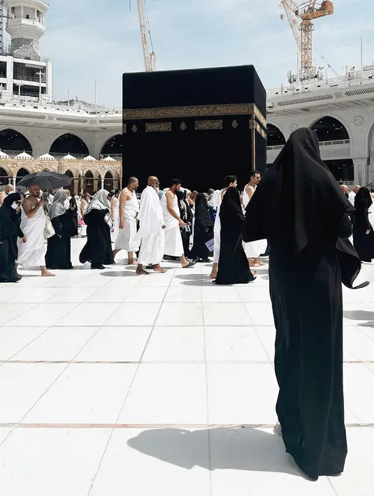 Potret Paula Verhoeven Cantik Berhijab Setelah Umrah - Foto Liputan6.com