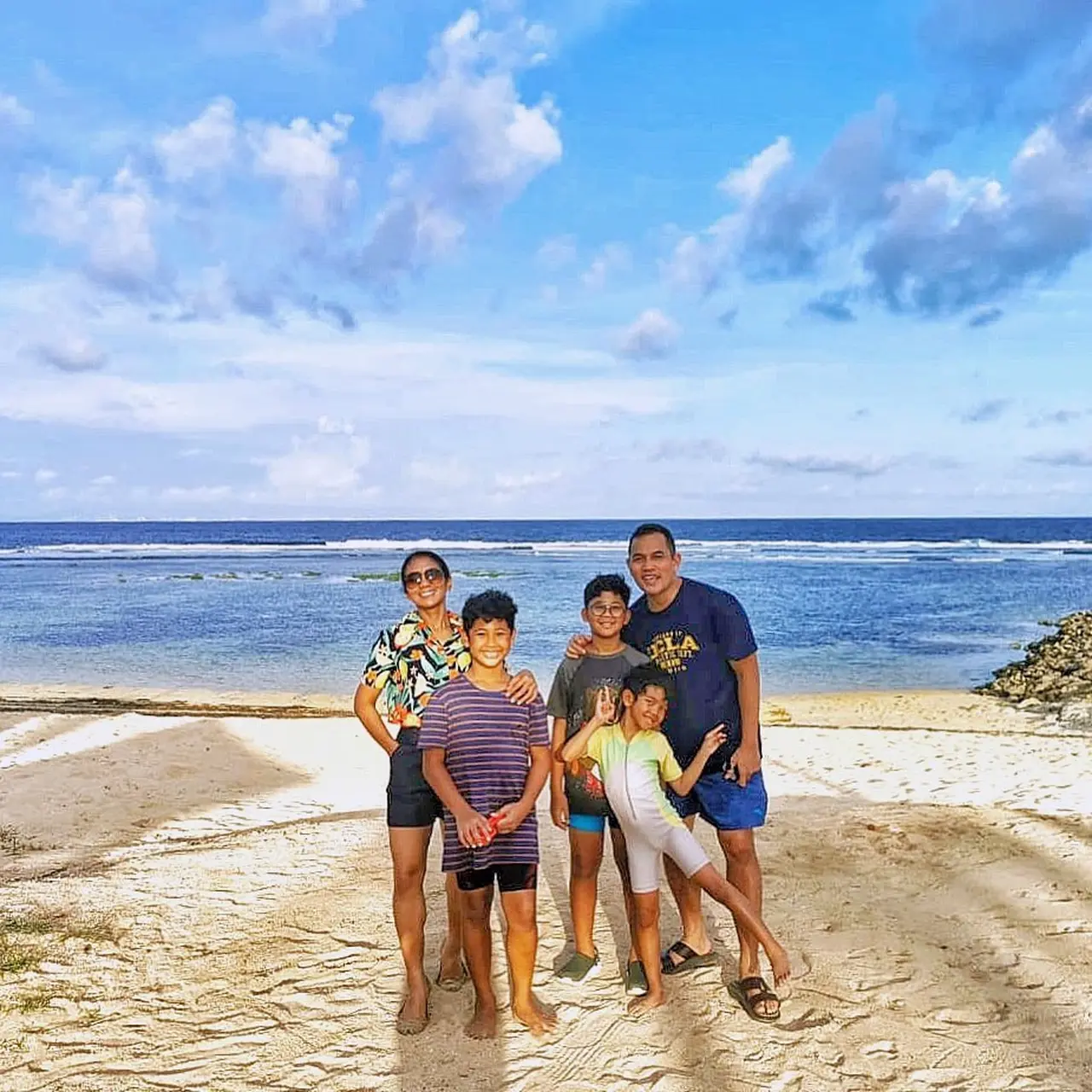 6 Potret Keluarga Kecil Anindhita Anestya Anak Kedua Aburizal Bakrie, Harmonis - Hot Liputan6.com