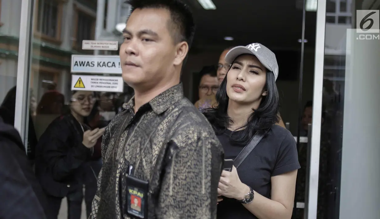 FOTO: Gaya Tyas Mirasih Saat Sambangi KPAI - Foto Liputan6.com