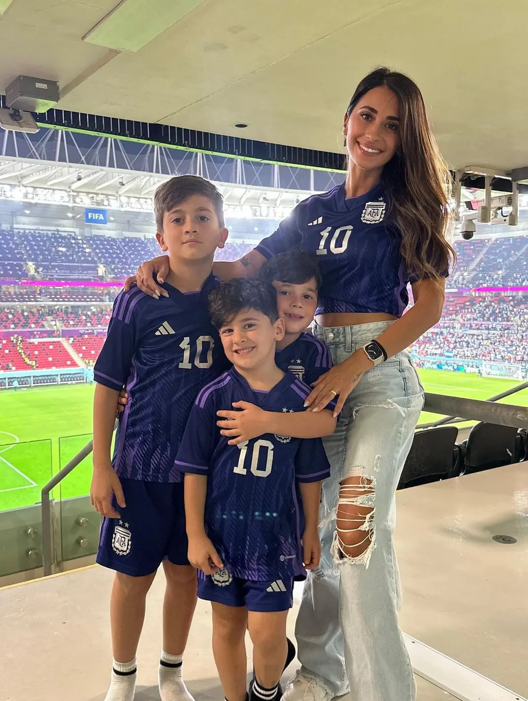 6 Potret Gaya Kompak Istri Lionel Messi dan Buah Hati Pakai Jersey ...