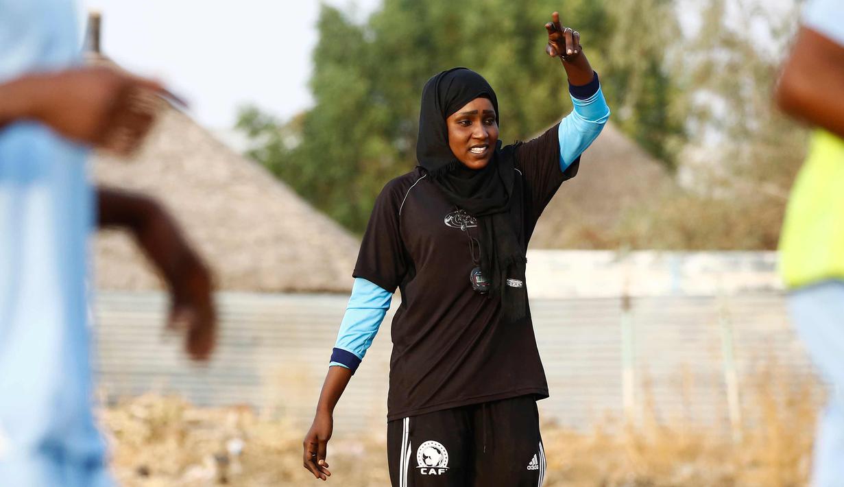 FOTO: Hebat, Wanita Ini Jadi Pelatih Sepak Bola Pria Pertama di Sudan ...