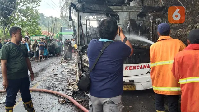 Bus AKAP Terbakar di Bangkalan, Rokok Ilegal Berceceran di Jalan - Regional Liputan6.com