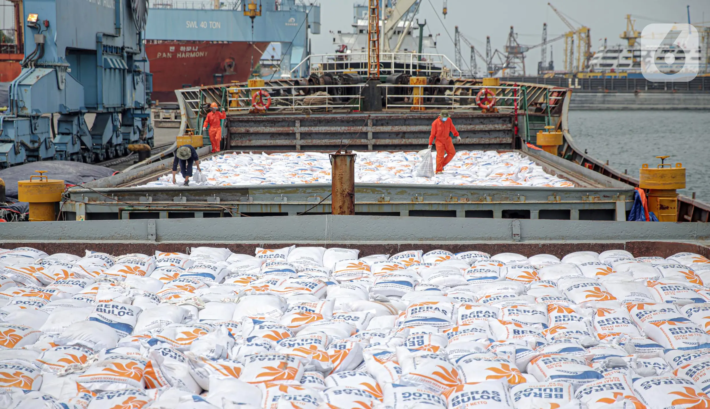 5000 Ton Beras Impor Asal Vietnam Tiba di Pelabuhan Tanjung Priok ...