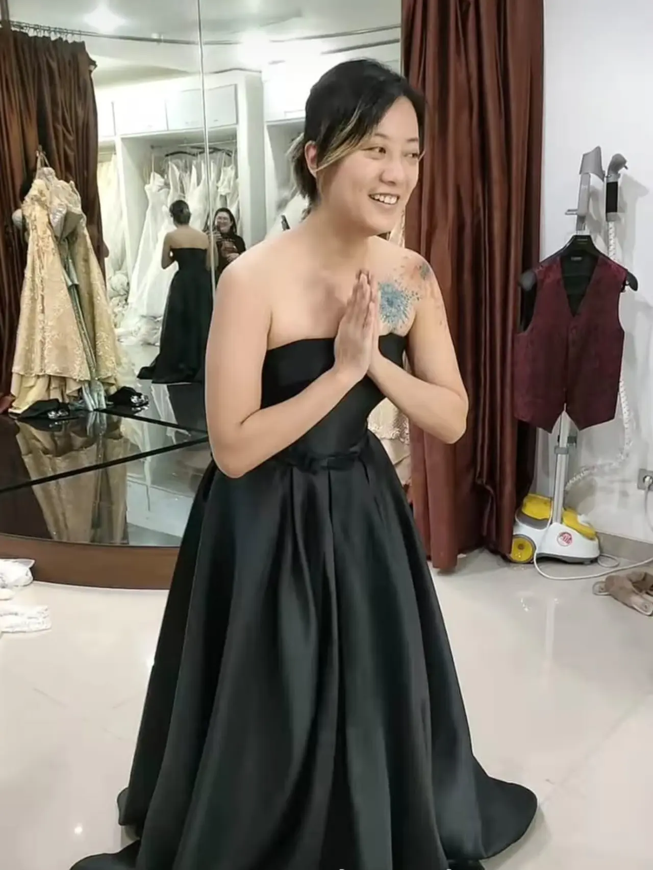 7 Potret Leony Trio Kwek Kwek Fitting Gaun, Terungkap Kekasih Bule Australia - Hot Liputan6.com