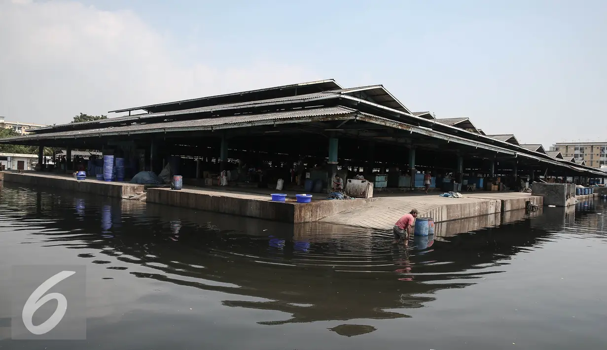 Banjir Rob Genangi Pasar Ikan Muara Baru - Foto Liputan6.com