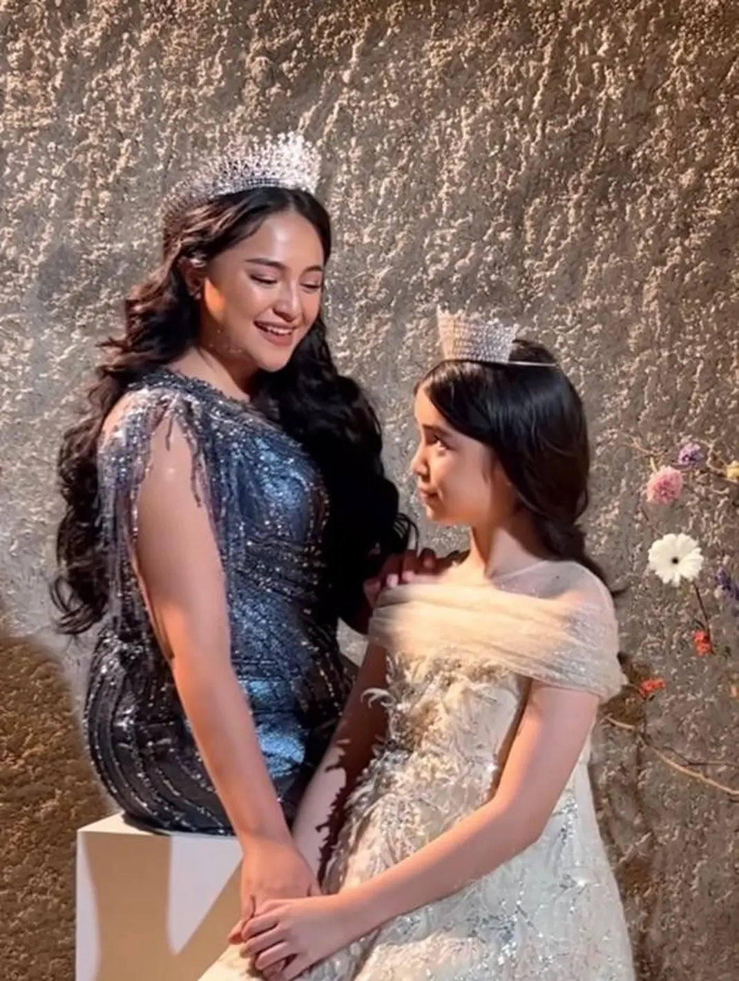 8 Potret Kompak Marshanda dan Anak saat Gunakan Gaun Princess, Netizen ...