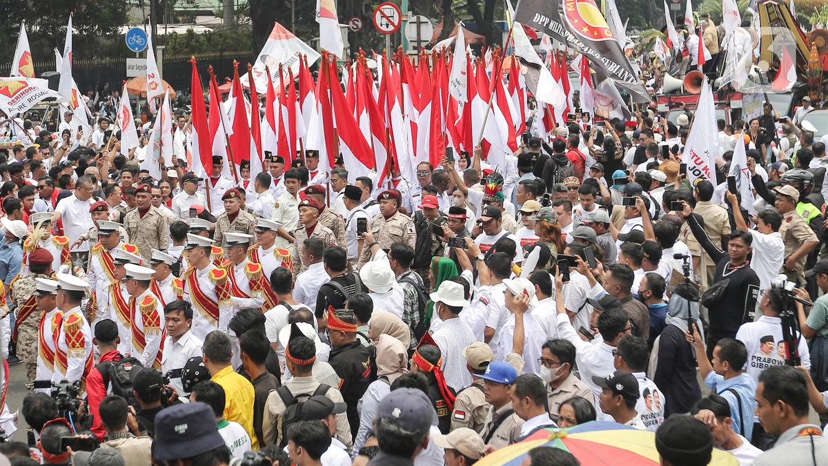 Ribuan Simpatisan dan Relawan Iringi Pendaftaran Prabowo-Gibran ke KPU - Foto Liputan6.com