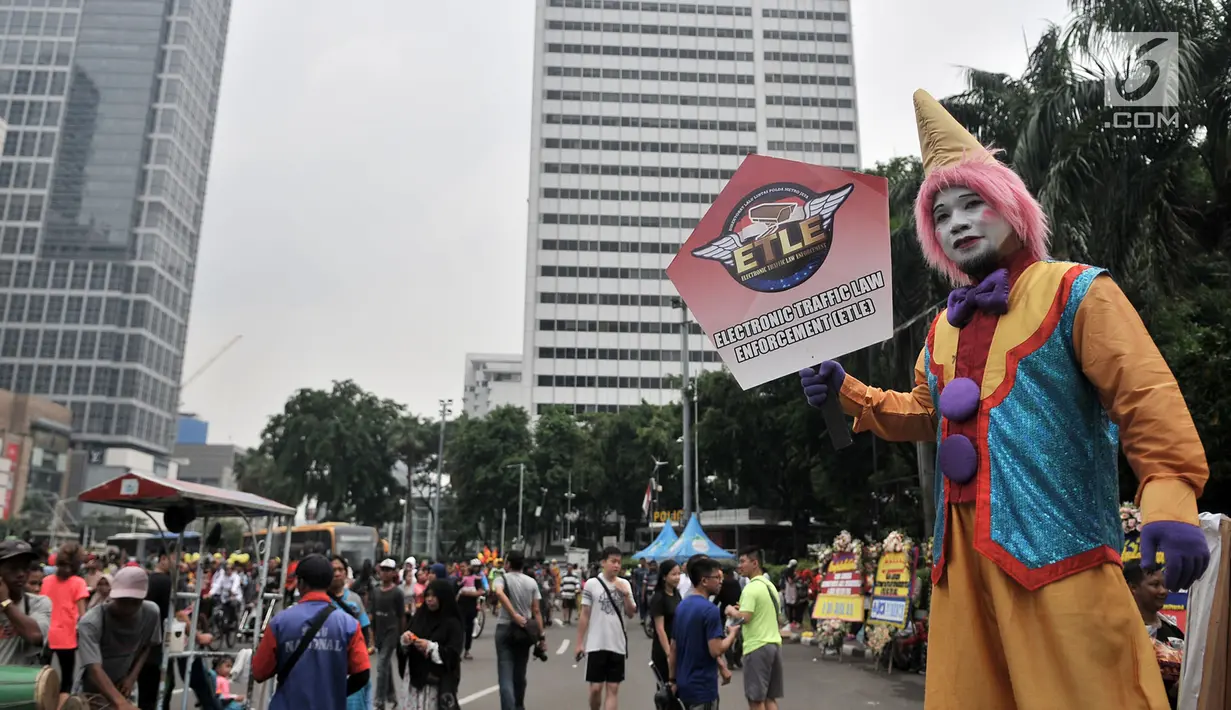 FOTO: Aksi Badut Sosialisasikan Tilang ETLE kepada Pengunjung CFD ...