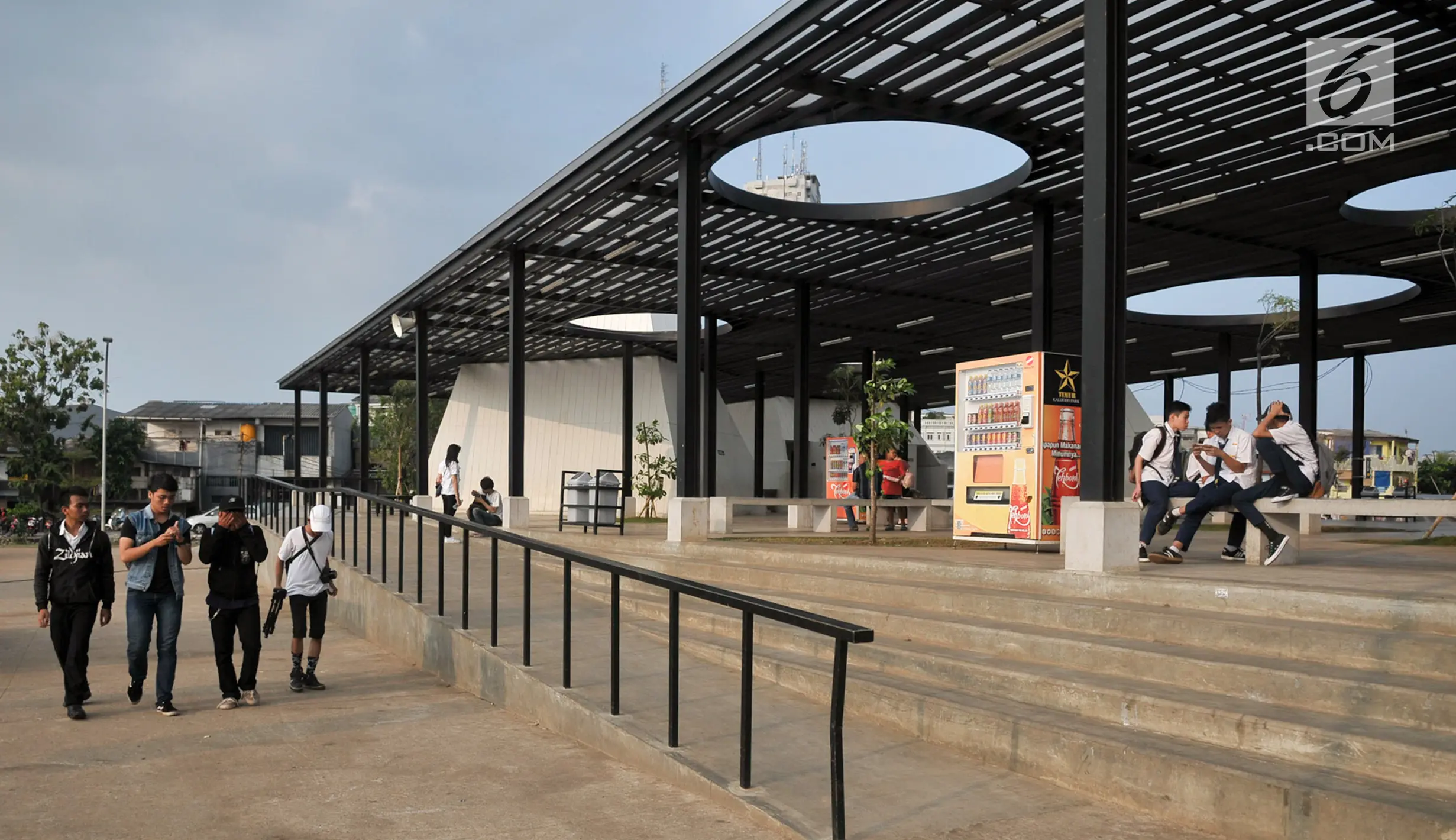 Warga Ngabuburit di RPTRA Kalijodo - Foto Liputan6.com