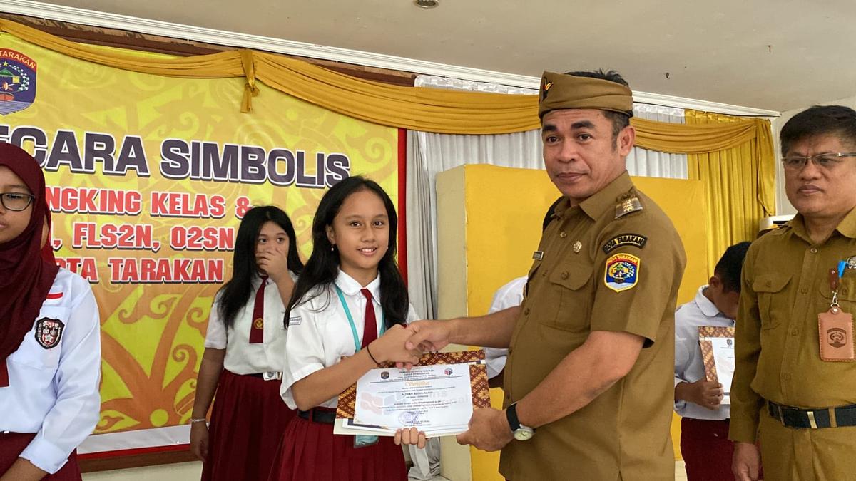 Pemkot Tarakan Berikan Beasiswa ke Pelajar Berprestasi Tingkat SD dan SMP - News Liputan6.com