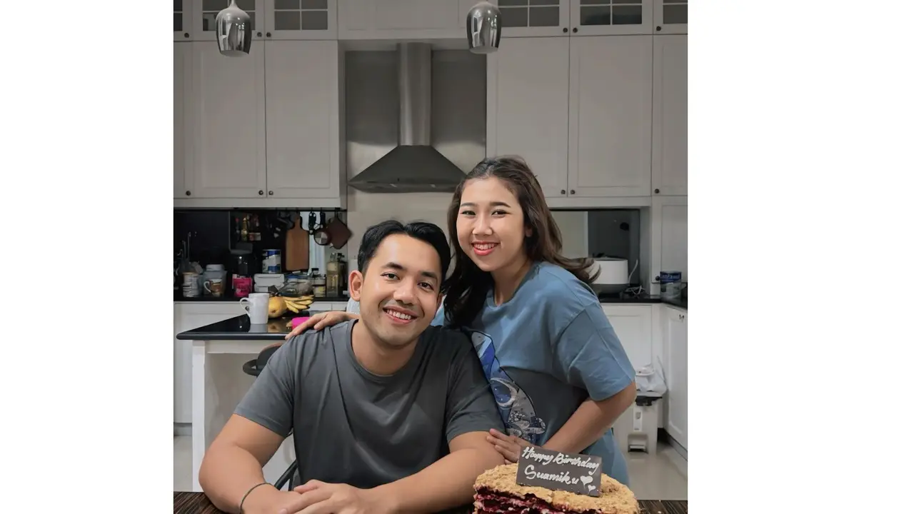 8 Momen Perayaan Ulang Tahun Suami Kiky Saputri, Beri Kado Istimewa - Hot Liputan6.com