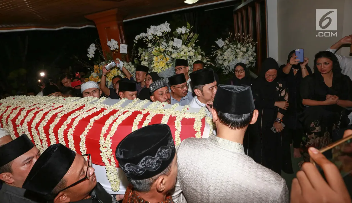 FOTO: Tiba di Puri Cikeas, Jenazah Ani Yudhoyono Disemayamkan - Foto ...