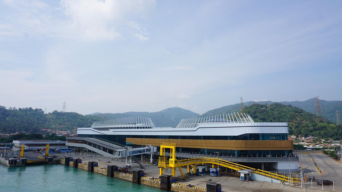 Lelah Antre di Pelabuhan Merak? Bersantailah di Mall Sosoro - Regional ...