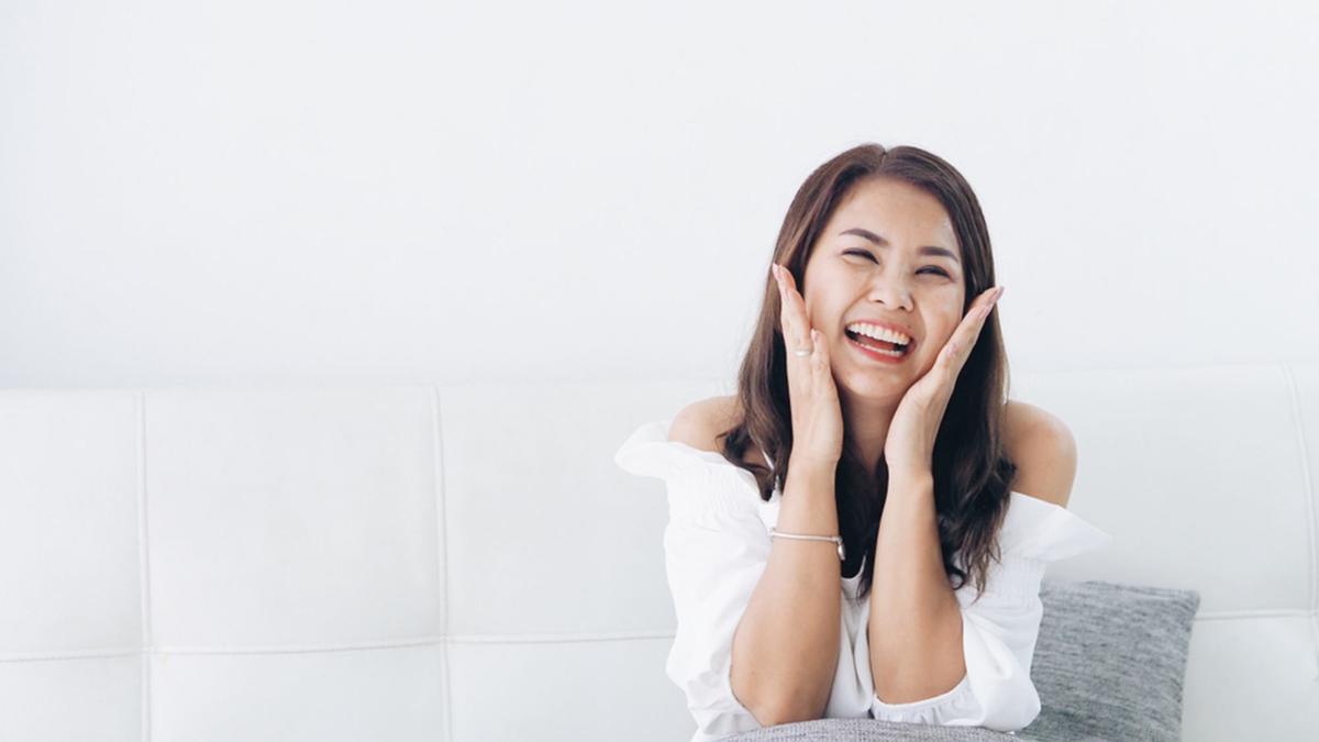 4 Alasan Jatuh Cinta Bisa Bikin Senyum-Senyum Sendiri