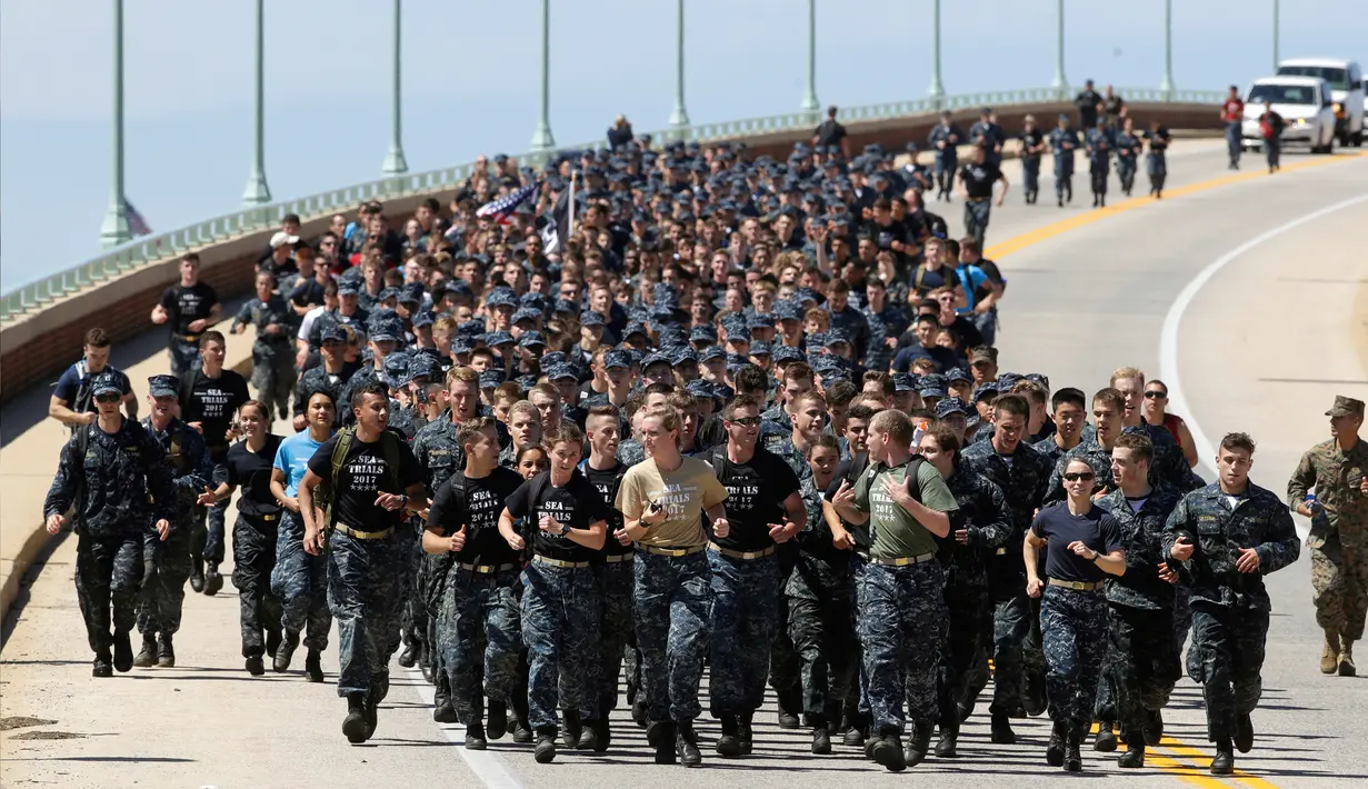 Unjuk Kekuatan Fisik Para Calon Tentara Angkatan Laut AS - Foto ...