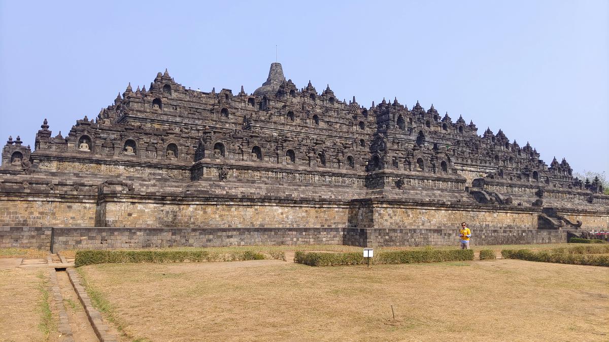 Apa Itu Sandal Upanat? Alas Kaki Wajib Saat Naik ke Candi Borobudur ...