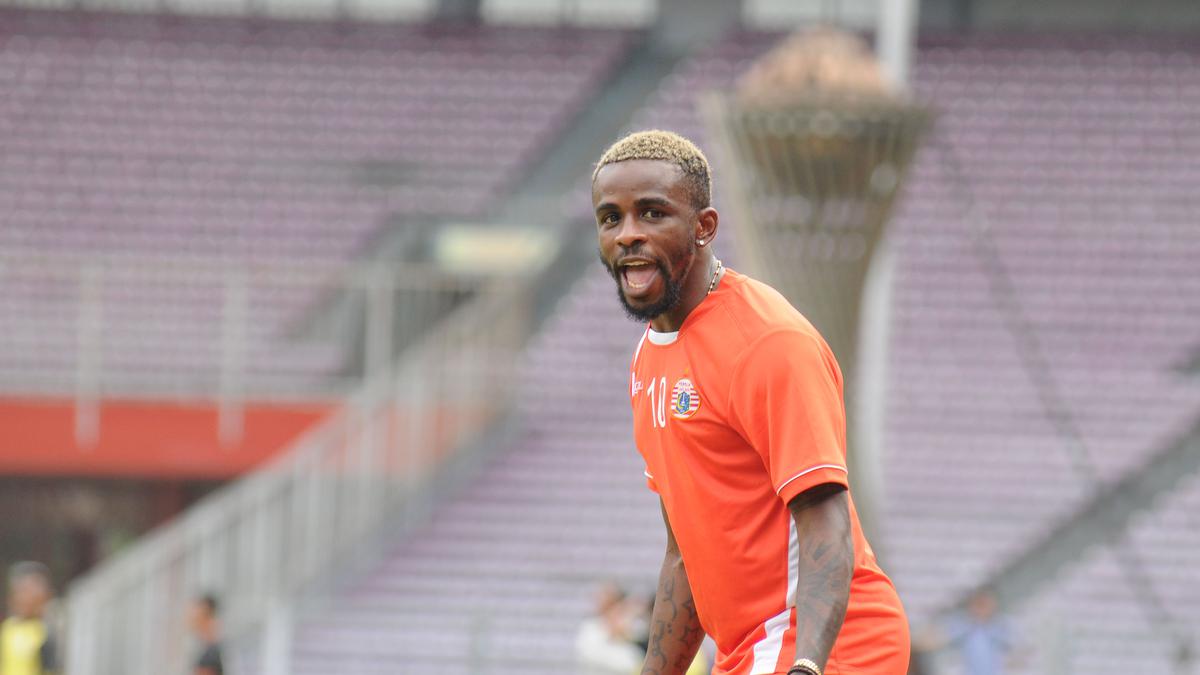 Surat Transfer Beres, Greg Nwokolo Resmi Berkostum BEC Tero - Indonesia ...