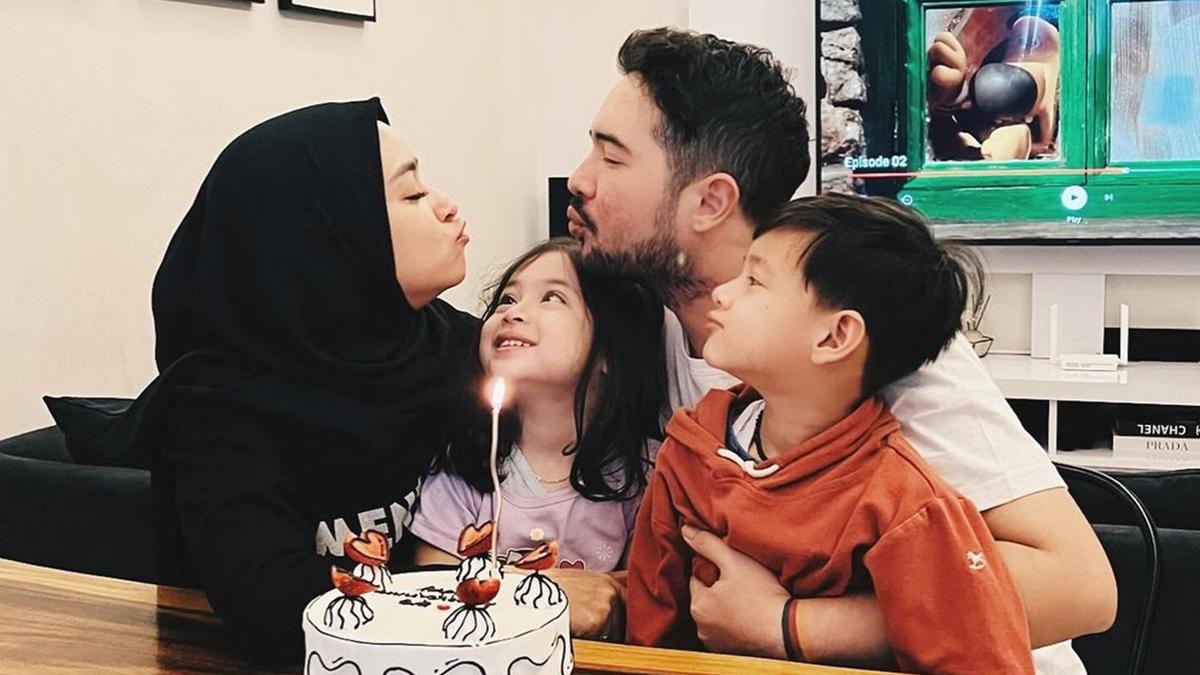 Momen Anniversary Pernikahan Aryani Fitriana dan Donny Michael ke-8 ...