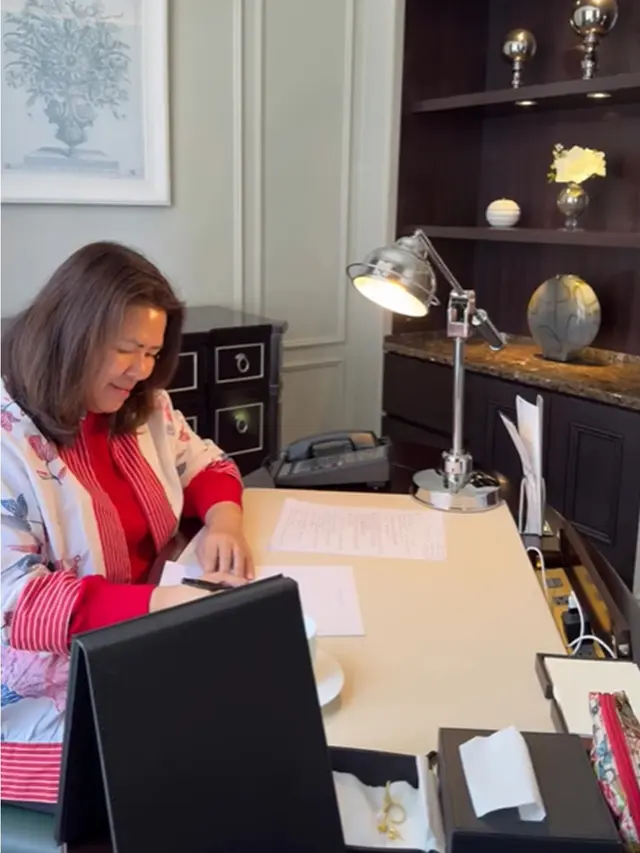 6 Fashion Baju Motif Bunga ala Fifi Lety Adik Ahok, Awet Muda di Usia ...