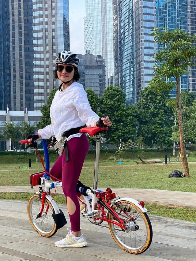 Bugar di Usia 49 Tahun, Ini 6 Potret Nunu Datau Saat Bersepeda - Hot ...