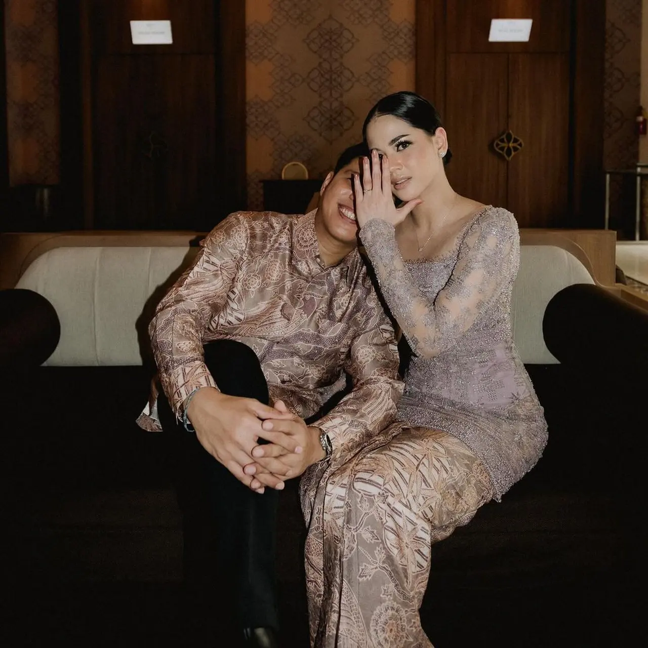 Potret Dhabitannisa Auni dan Nino RAN Pakai Kebaya Pengantin Adat Jawa yang Memukau - Fashion ...