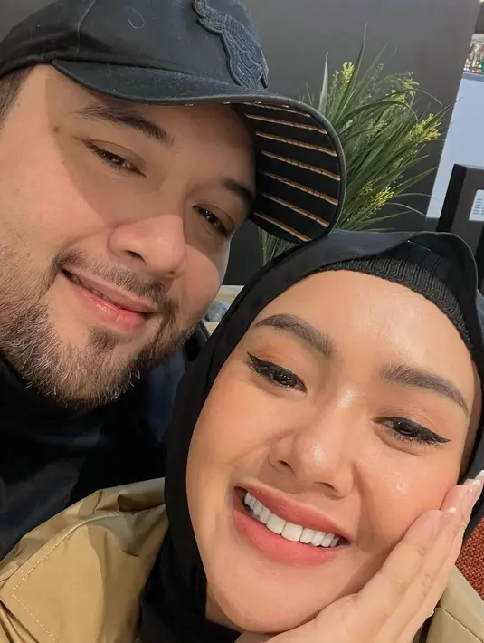 6 Potret Mesra Cita Citata dan Didi Soekarno, Pamer Buku Nikah setelah Diduga Kawin Siri - Photo ...