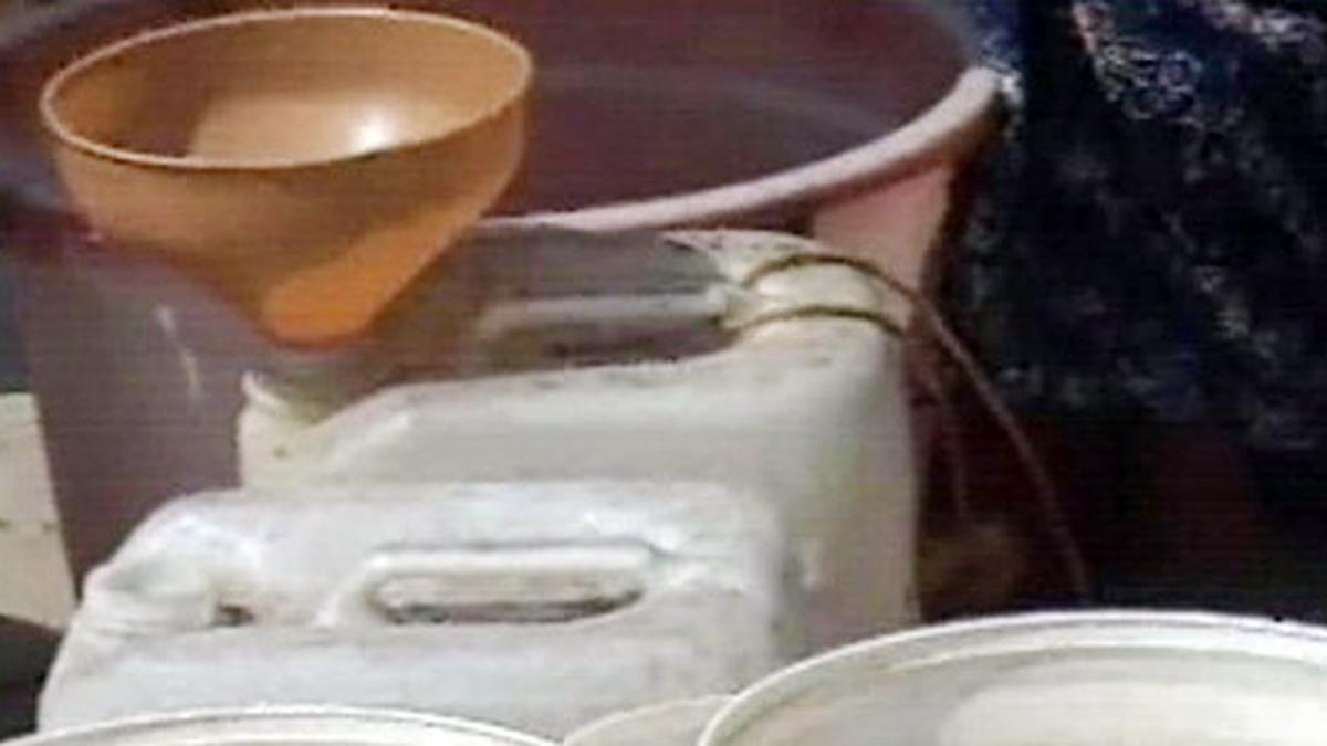 Krisis Air Bersih, Warga Gunakan Air Sungai Kotor - Video Liputan6.com