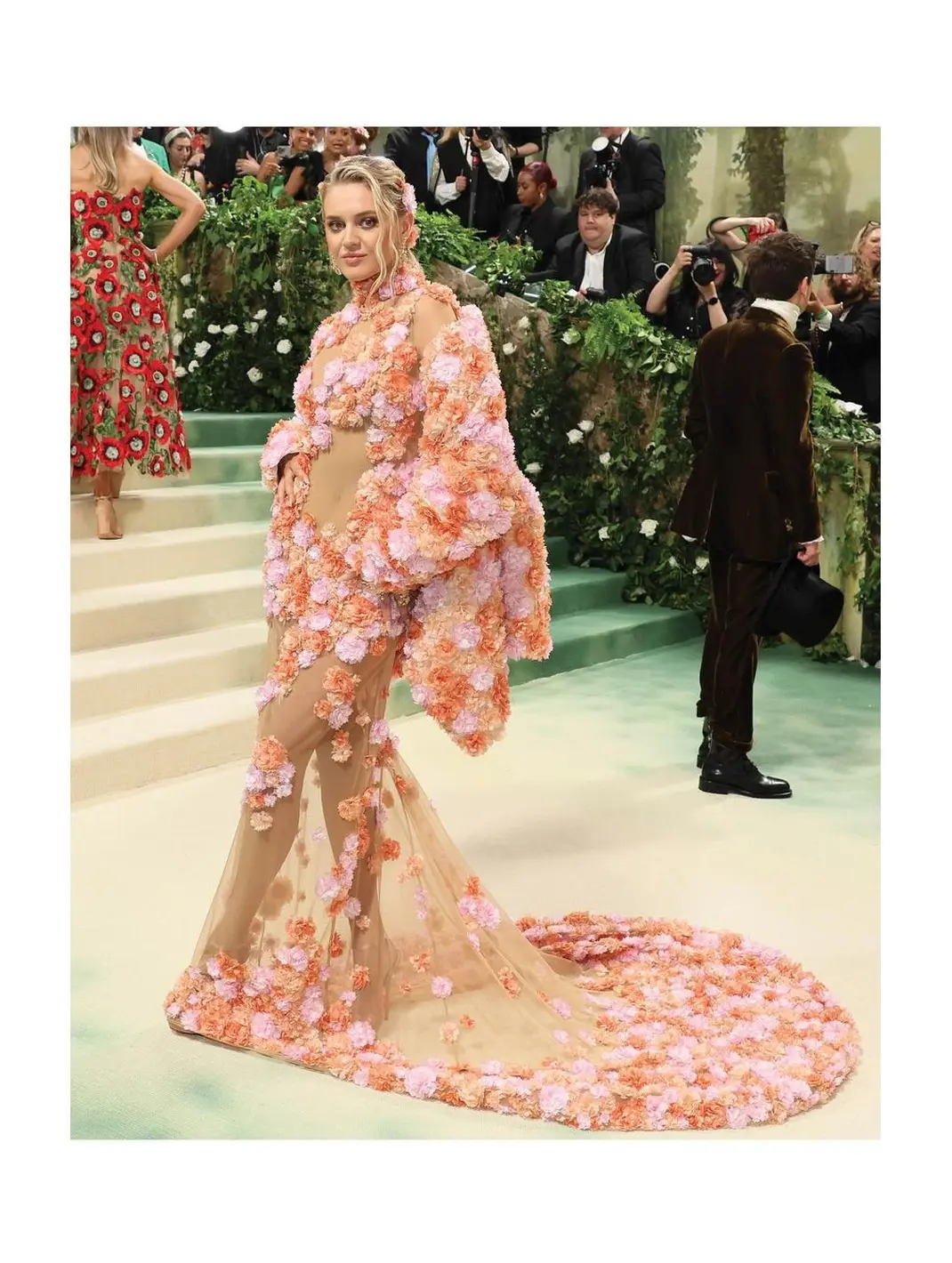 8 Parade Gaun Transparan Fenomenal di Met Gala 2024, Elle Faning, Kim ...