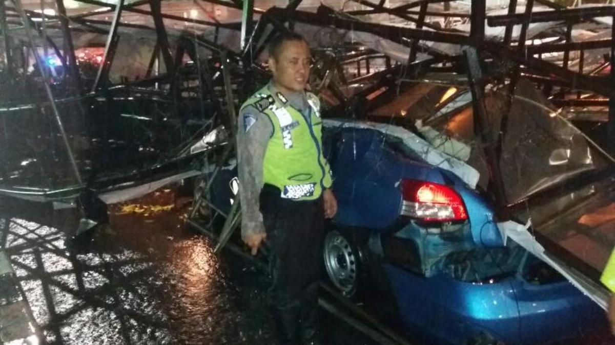 Satpol PP Bakal Robohkan Papan Reklame Liar - News Liputan6.com